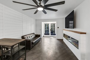 Condo, 1 quarto | Sala de estar | Smart TV, serviços de streaming