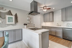 Casa, 3 quartos | Cozinha privada | Um frigorífico, um forno, uma placa de cozinha, uma cafeteira/bule 