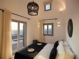 Grand Suite 4, Outdoor Heated Jacuzzi | Minibar, com decoração personalizada, com mobília individualizada 