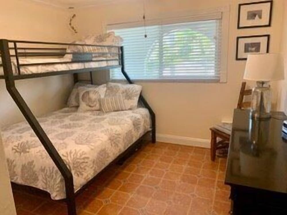 2/2 Home Located In A Quiet Neighborhood With Pool - Marco Island, FL