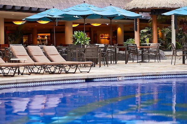 Minutes Walk To Waikiki Beach! 3 Resort View Units For 12, Restaurant, Pool! - Honolulu, HI