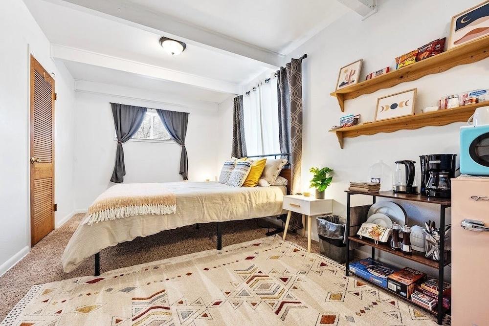 Conveniently Located Suite With Great Features! - Englewood, CO