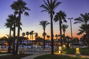 Fachada do alojamento (tarde/noite)