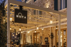 Pequenos-almoços, almoços, jantares servidos, com vista para o oceano 