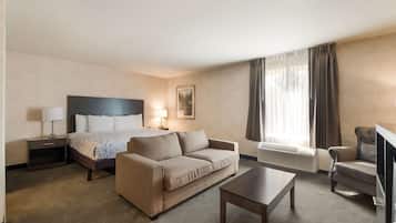 Suite, 1 cama king-size, não fumadores, frigorífico e micro-ondas (with Sofabed) | 1 quarto, roupa de alta qualidade, secretária