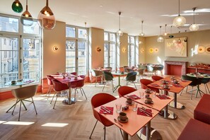 Café da manhã com buffet todos os dias mediante uma taxa