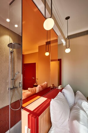 Quarto clássico, 1 cama Queen, para não fumantes | Banheiro | Secador de cabelo, toalhas de banho
