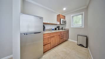 Geladeira grande, micro-ondas, cooktop, torradeira