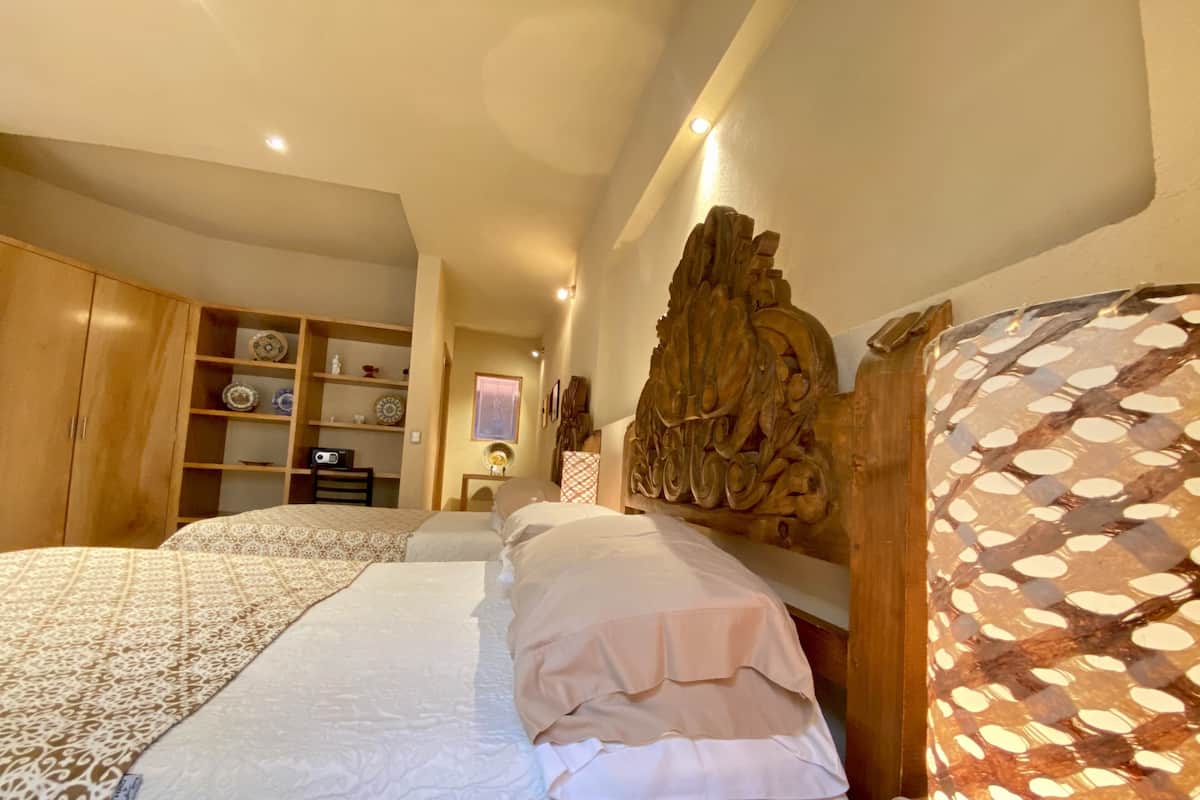 Quarto casal conforto | Edredons de pluma, cofres nos quartos, ferros/tábuas de passar roupa