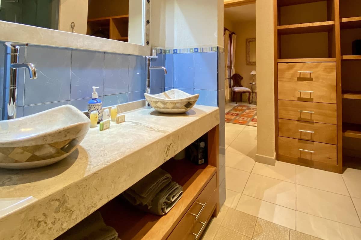 Quarto standard | Edredons de pluma, cofres nos quartos, ferros/tábuas de passar roupa