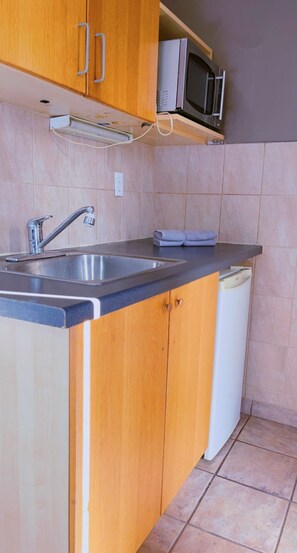 Minifrigorífico, um micro-ondas, Rolo de cozinha 