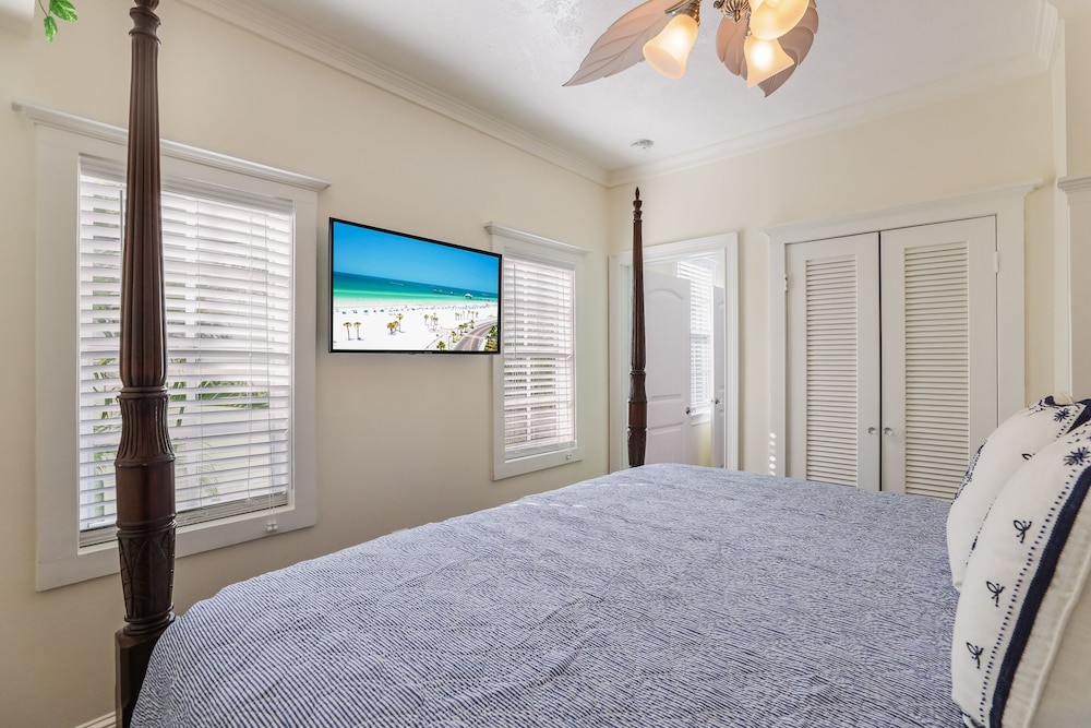 Newly Renovated Cottage With Resort Style Pool, Only 1/2 Block To The Beach - Anna Maria Island, FL
