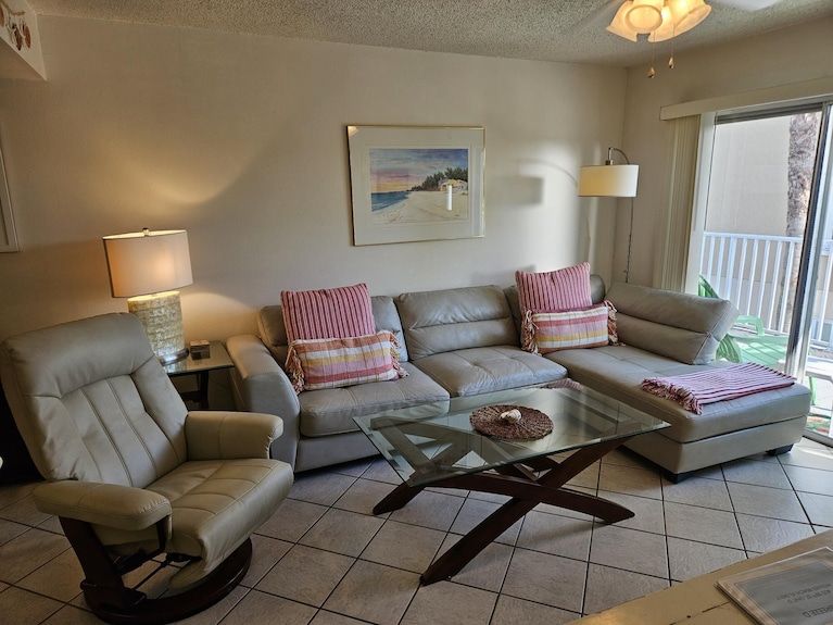 Holmes Beach Condo With Pool And Balcony! 3 Minutes To Beach - Seabreeze D - Longboat Key, FL