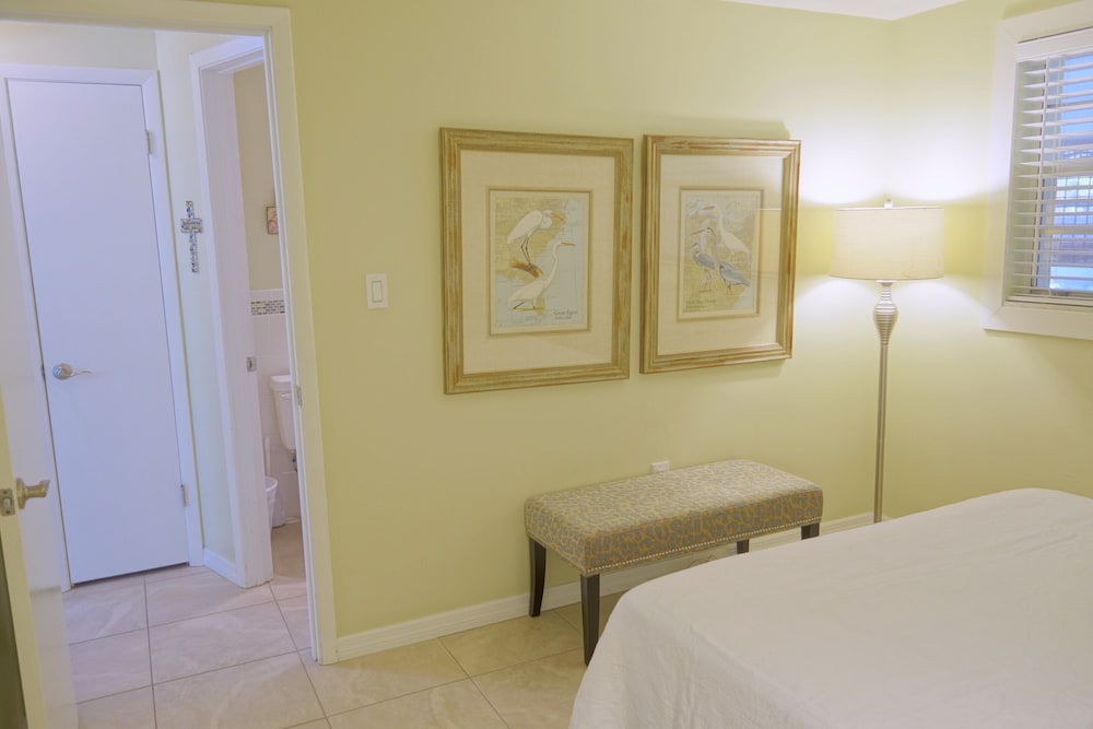 Adorable Remodeled Duplex With Heated Pool, Just 2 Blocks To Beach - Anna Maria, FL
