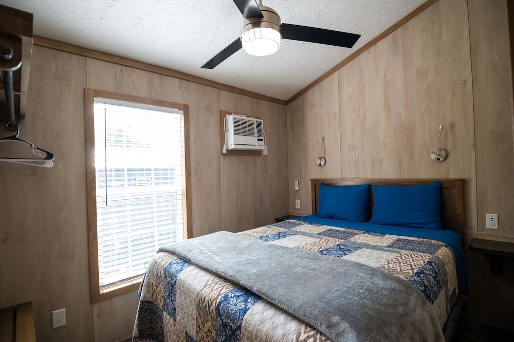 104) Falcon Farmhouse Style Cabin. Close To Hocking Hills State Park And More! - Logan, OH