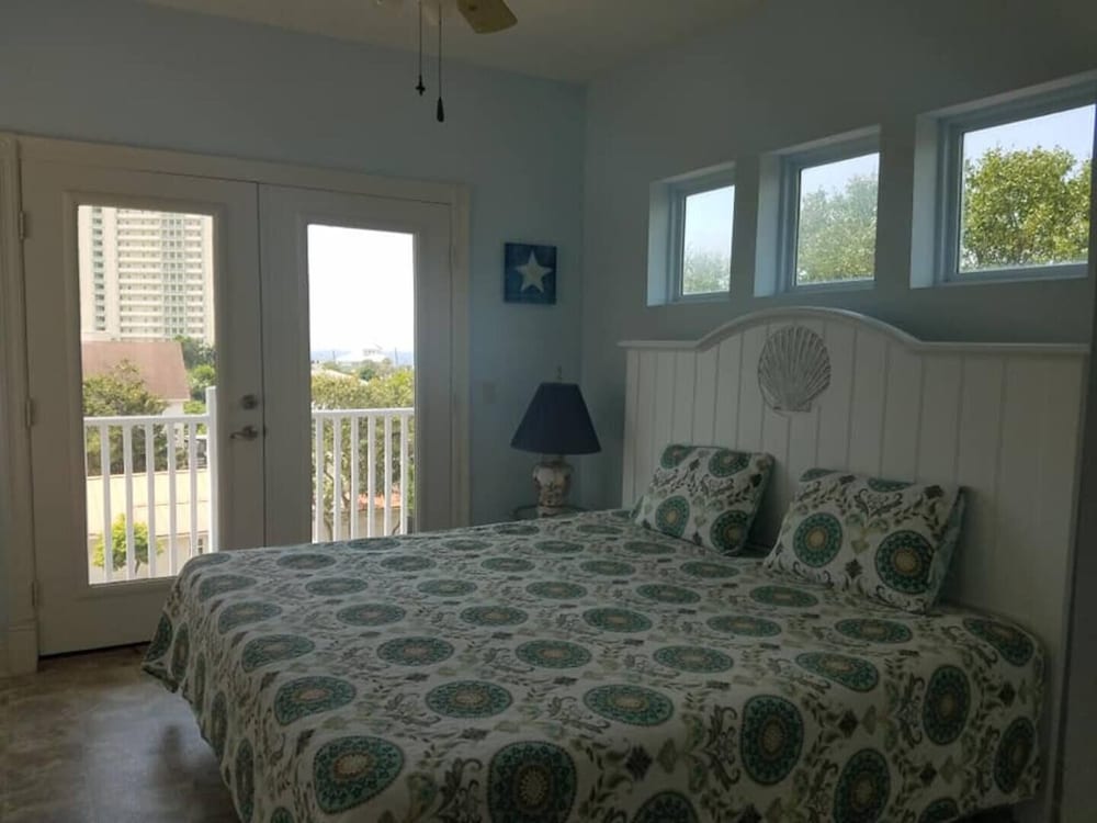 Spacious Beautiful House Walked Distance To The Beach - Panama City Beach, FL