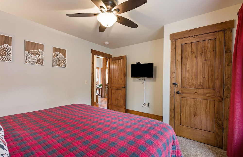 7th Heaven Lodge | 5 Bed, 3 Bath - Lead, SD
