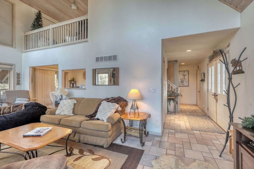 Mountainside Chalet Black Hills Retreat With Entertainment Room & Hot Tub - 사우스다코타