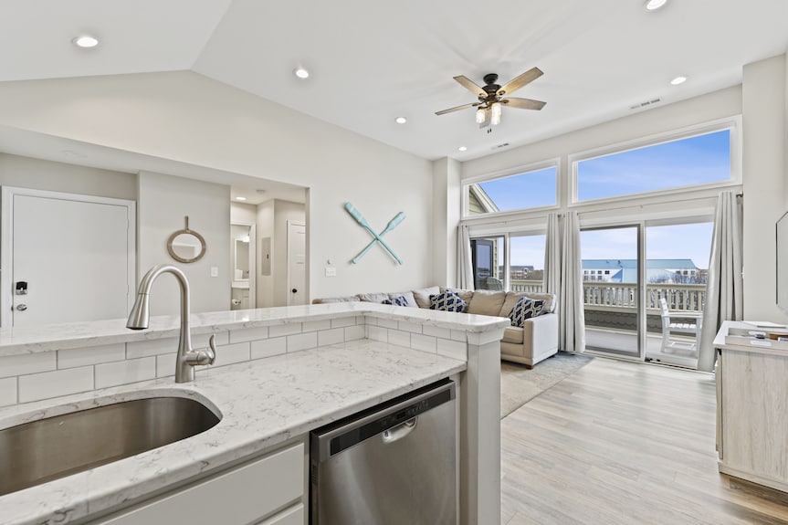 2 Br L 2 Ba Condo W/ Large Pool, Large Deck With Bay Views - Quiet Neighborhood - Ocean City, MD