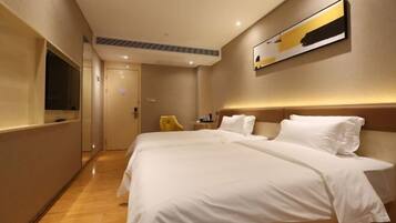 Quarto de hotel com uma cama grande, televisão de tela plana na parede e design moderno.