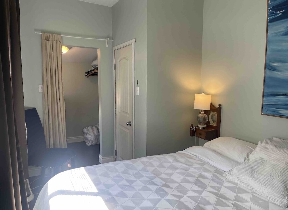 Pet Friendly Lane Home, Mins Away From Mtns & Waterfront City Of North Vancouver - 6400