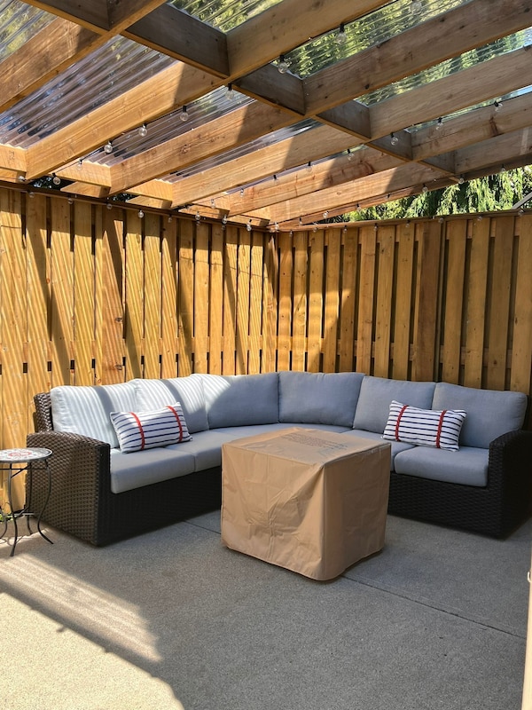 Bright, Garden Level One Bedroom Private Suite! - North Vancouver