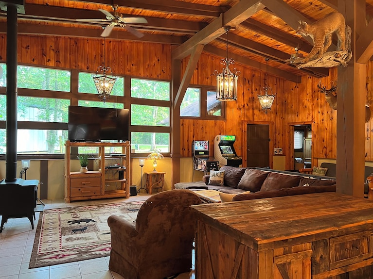 Big Sam Hangout!! 4 Bed 3.5 Bath South End With Rear Privacy Close To Ramp - 야스퍼