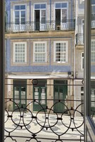 Quarto Duplo, 1 cama queen-size, varanda, Vista para a cidade | Minibar, com decoração personalizada, com mobília individualizada 