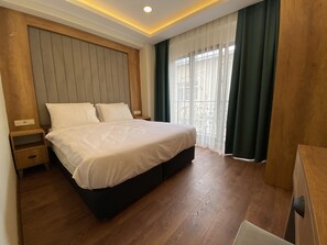 Quarto Duplo Standard | Minibar, cofre com capacidade para portátil, cortinas/cortinados opacos 