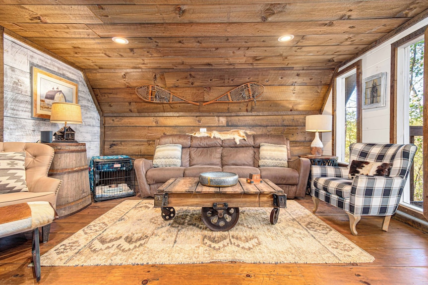 Farmhouse Cabin Rustic Ridge: Hot Tub & Pets! - Blue Ridge, GA