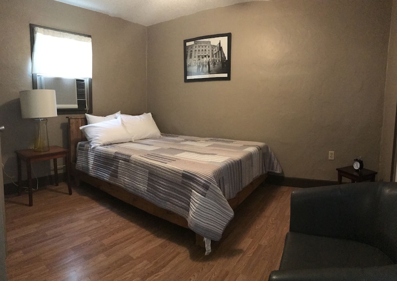 The Raccoons Den In The Quaint Village Of Aurora - Lake Barkley