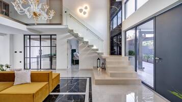 Vila exclusiva, 4 quartos | Área de estar | Smart TV 49 polegadas com canais via satélite, TV, lareira