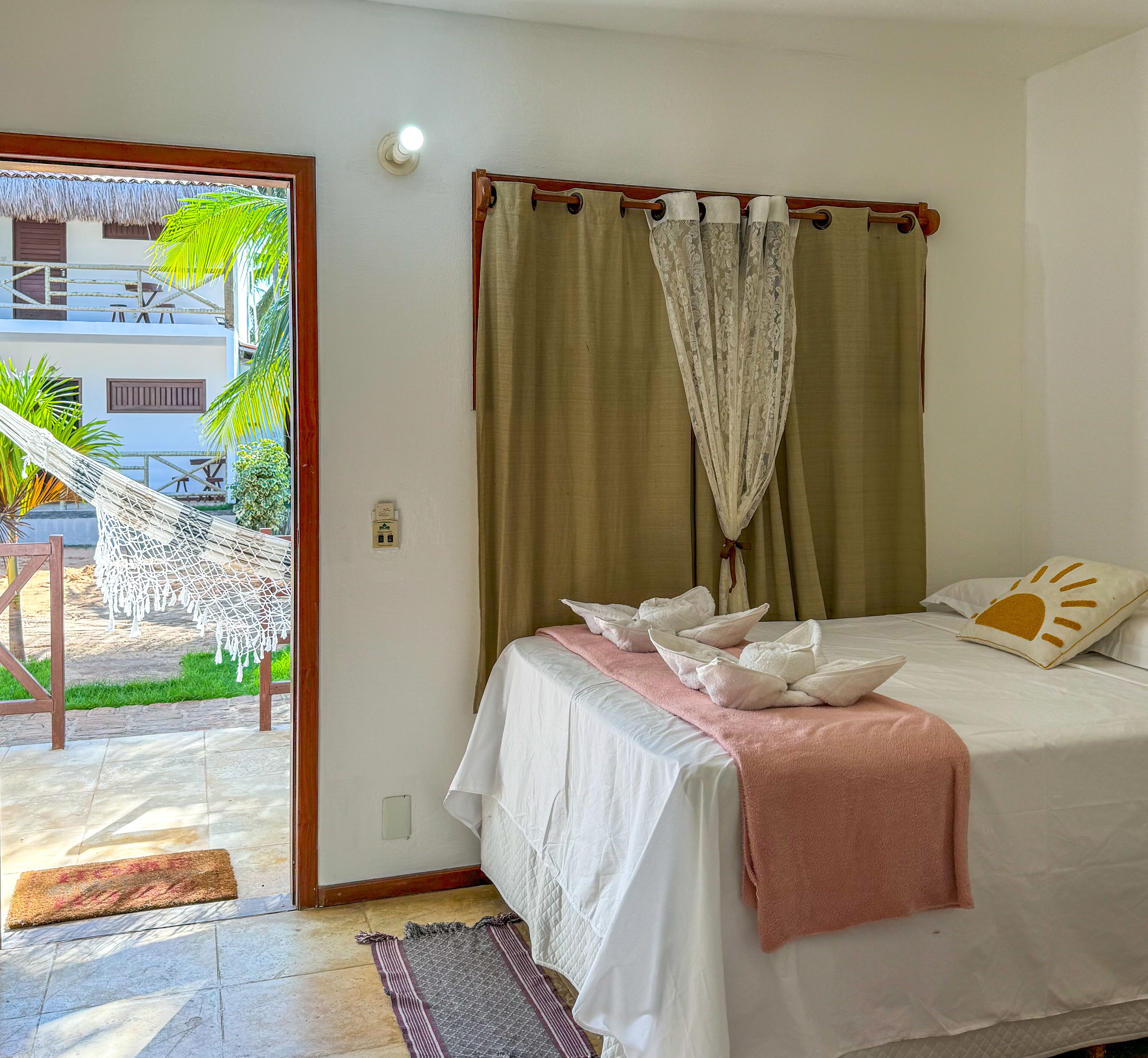 Quarto Triplo Comfort, vista para o jardim | Wi-fi grátis, roupa de cama fornecida 