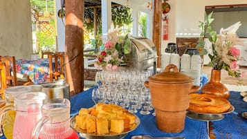 Café da manhã com buffet grátis todos os dias