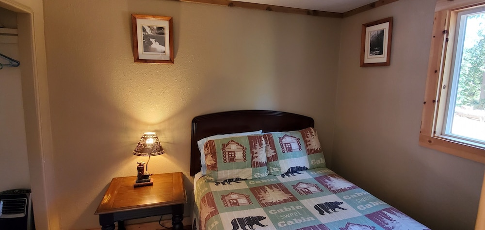 Camping Cabin C At Living Springs Resort Mt. Lassen - California