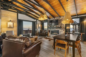 Chalé, 4 quartos, vista para a montanha, junto à encosta (4 Bedrooms) | Sala de estar | Televisor de 50 de polegadas com canais por cabo, lareira, Netflix 