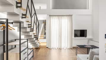 1 quarto, cofre no quarto, secretária