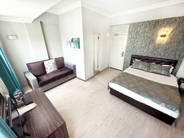 Quarto Duplo Elite | Roupa hipoalergénica, minibar, cofre no quarto, secretária 