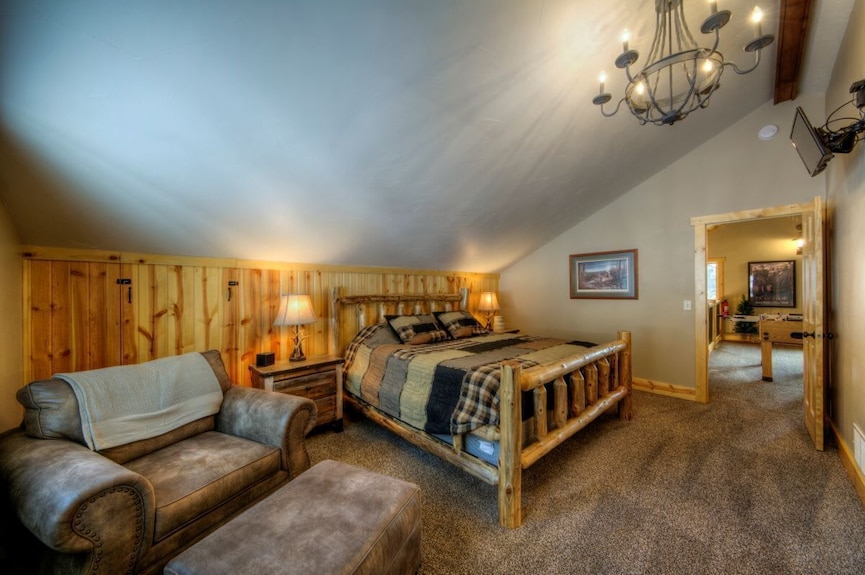 Goldy's Lodge Modern Terry Peak Cabin With Hot Tub & Game Loft - South Dakota