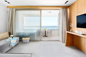 Sea View Suite with Jacuzzi and Kitchenette | Área de estar | Smart TV 43 polegadas com canais digitais, TV