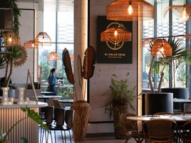 Pequenos-almoços, almoços, jantares servidos, com vista para a piscina 