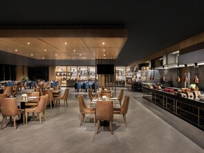 Café da manhã, almoço e jantar; culinária internacional 