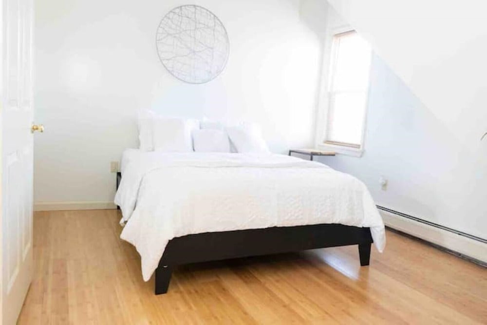 3rd Floor- Lovely, Spacious, Modern 1-bedroom Apt. - Hyde Park, NY