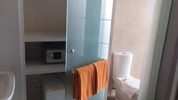 Quarto Twin Superior | Casa de banho | Um polibã, um chuveiro fixo, artigos de higiene pessoal grátis