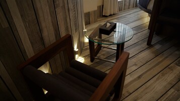 Quarto Executivo | Roupa de alta qualidade, cofre com capacidade para portátil, secretária 