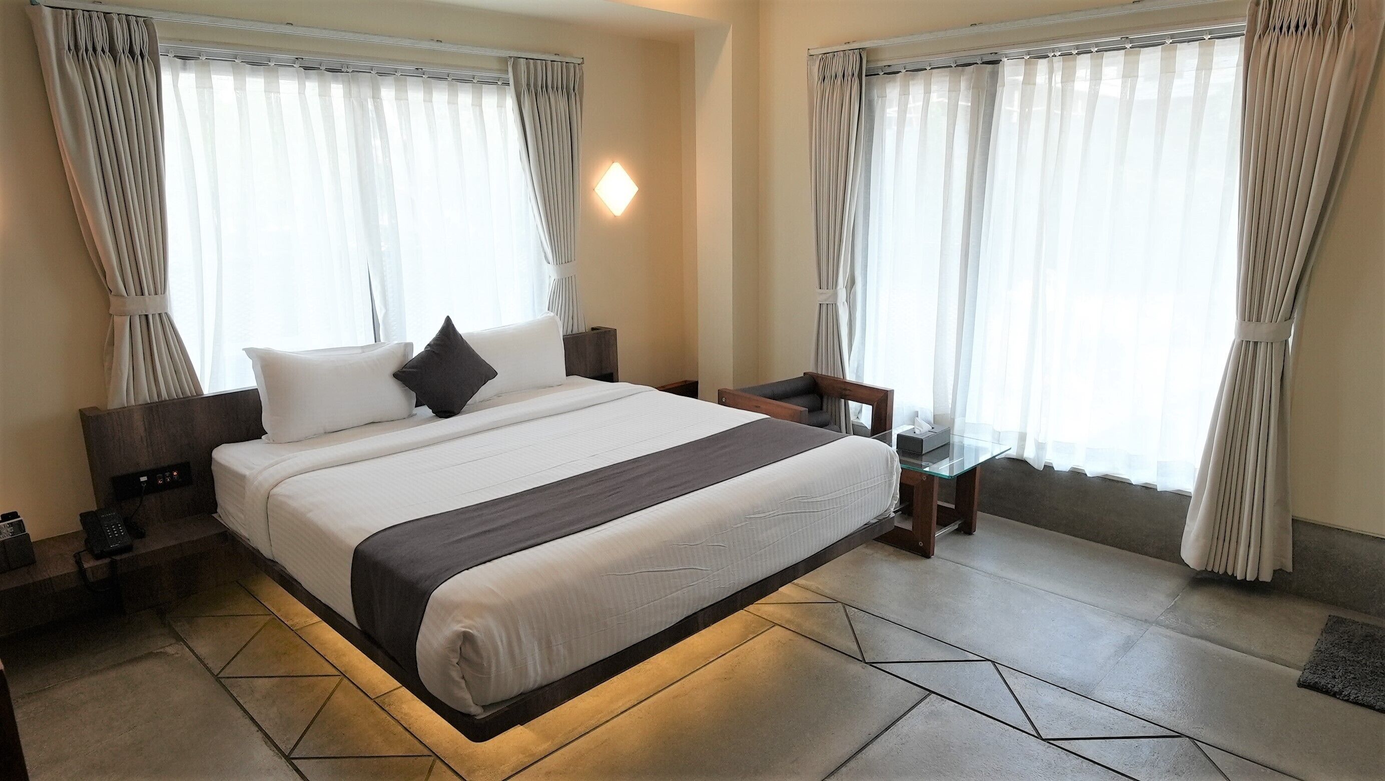 Quarto Deluxe | Roupa de alta qualidade, cofre com capacidade para portátil, secretária 