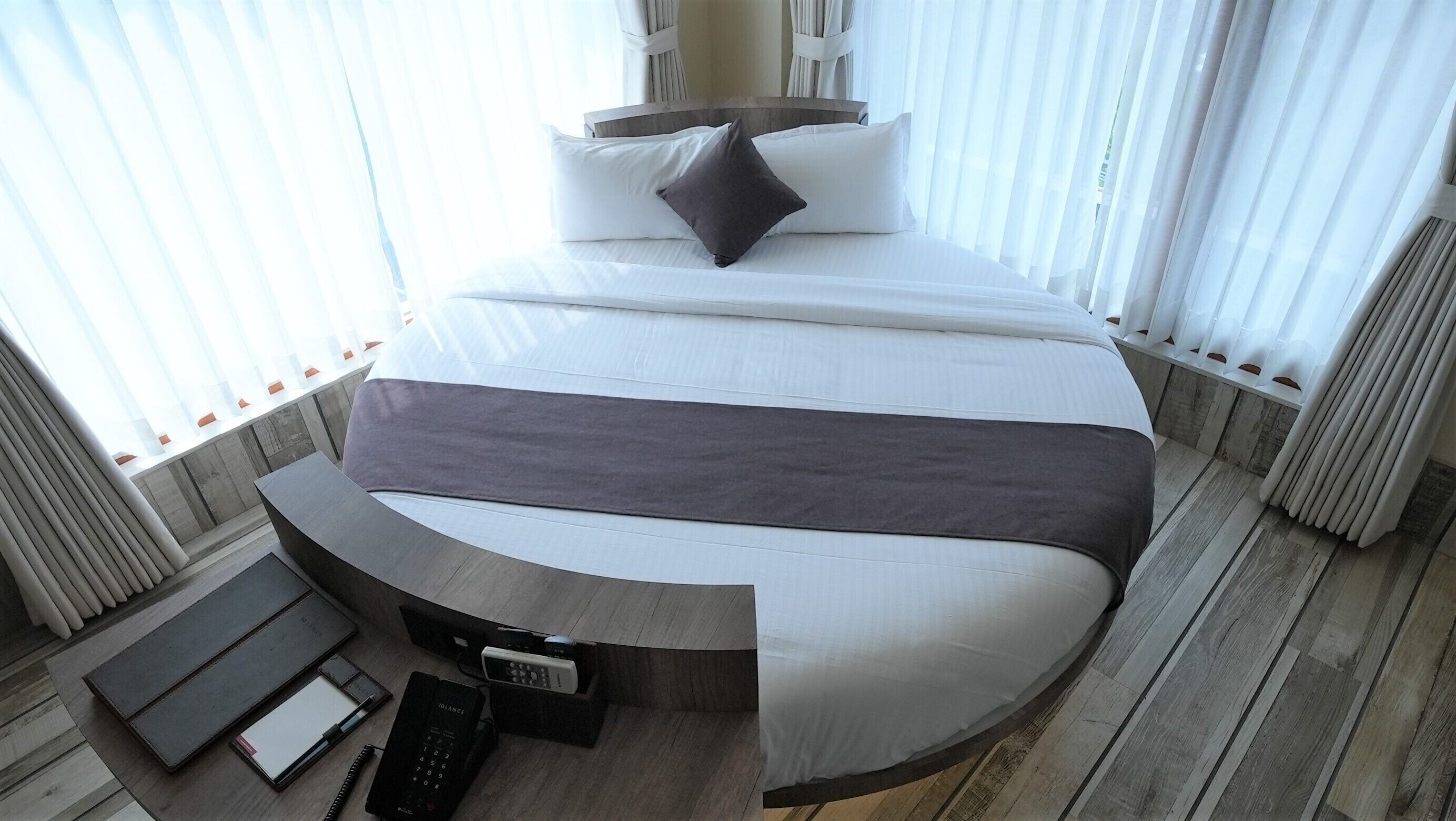 Quarto Executivo | Roupa de alta qualidade, cofre com capacidade para portátil, secretária 