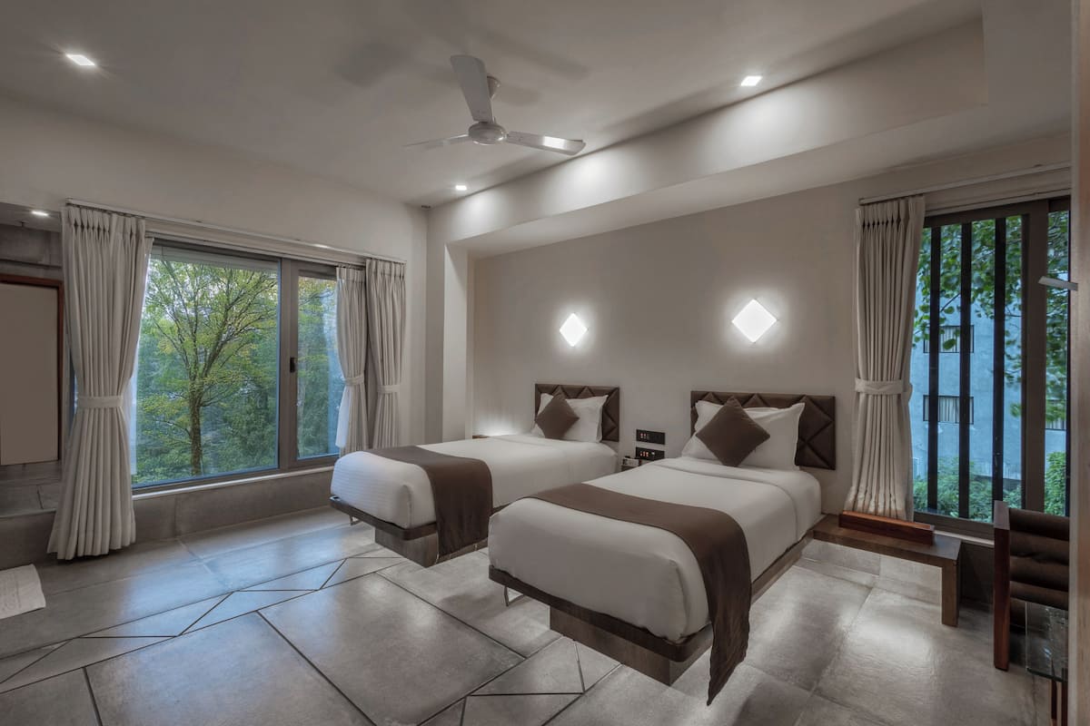 Quarto Clássico com Cama de Casal | Roupa de alta qualidade, cofre com capacidade para portátil, secretária