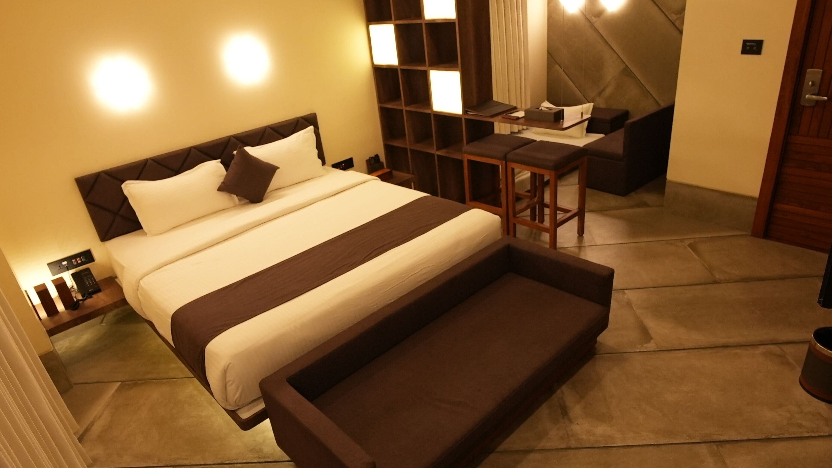 Quarto Duplo Club | Roupa de alta qualidade, cofre com capacidade para portátil, secretária 