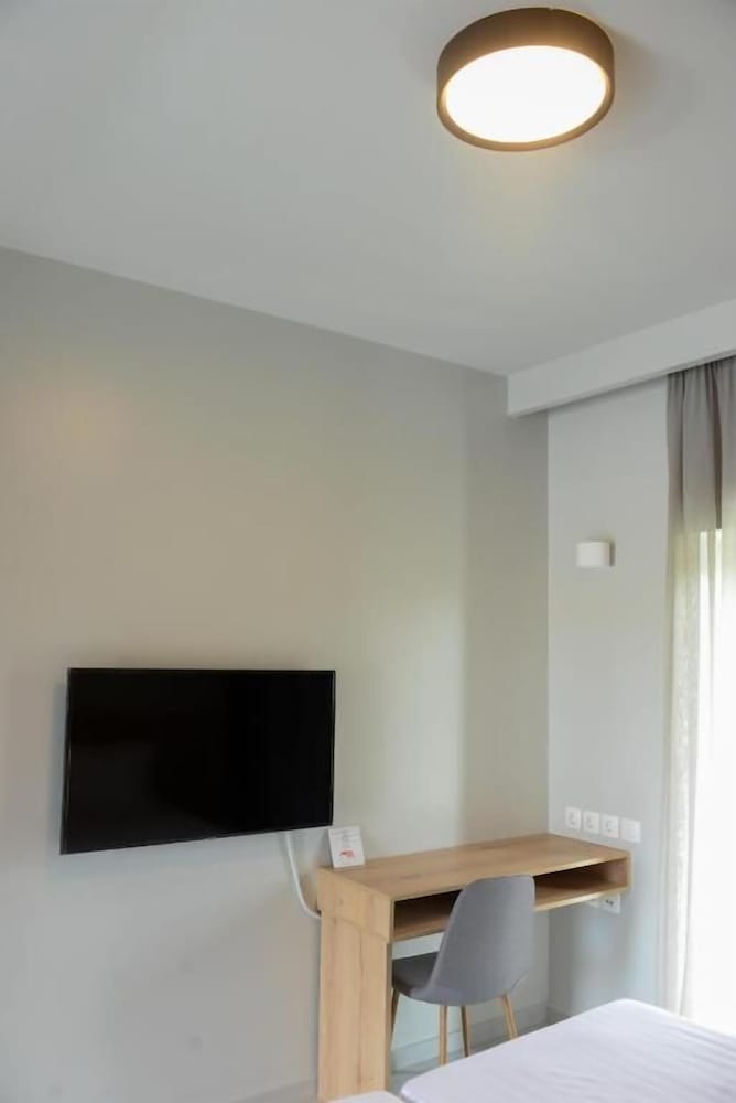 Comfort Suites And Rooms - 